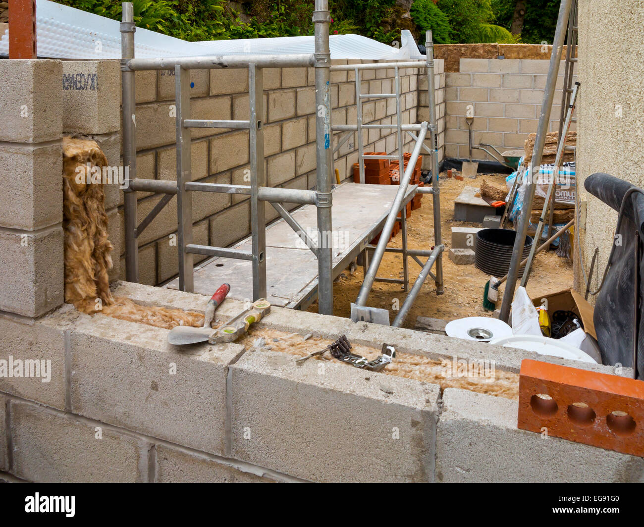 Wohnhauserweiterung im Bau mit Dämmmaterial sichtbar im Hohlraum ...
