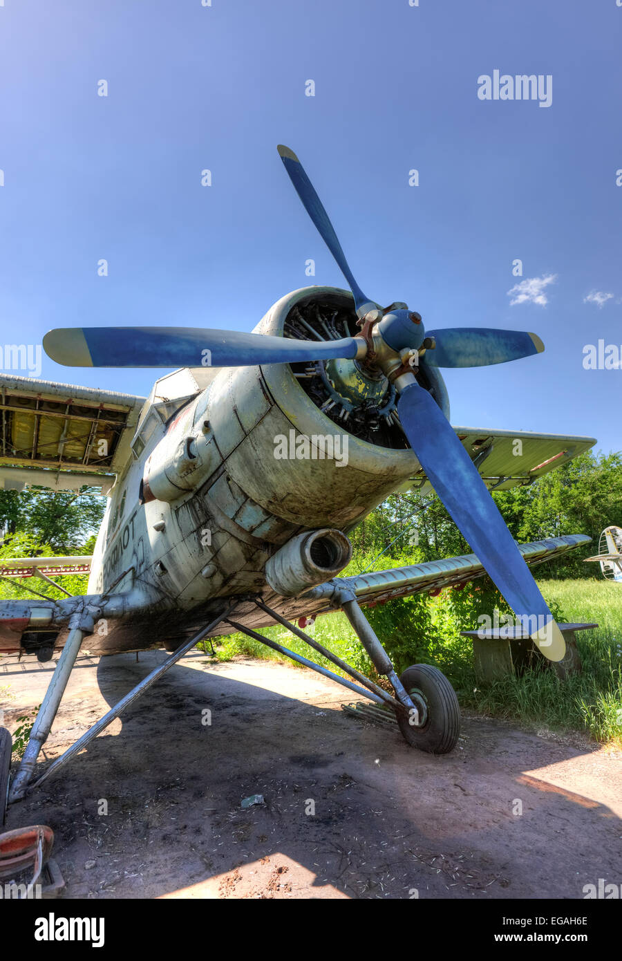 Antonov doppeldecker vorbeifliegen -Fotos und -Bildmaterial in hoher ...