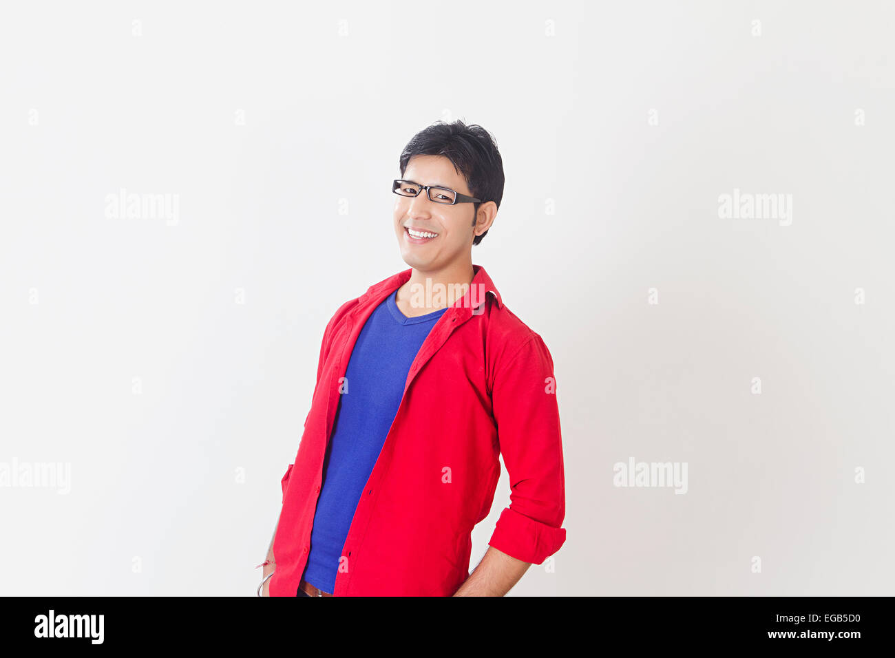1 indischer Mann stehend pose Stockfotografie - Alamy