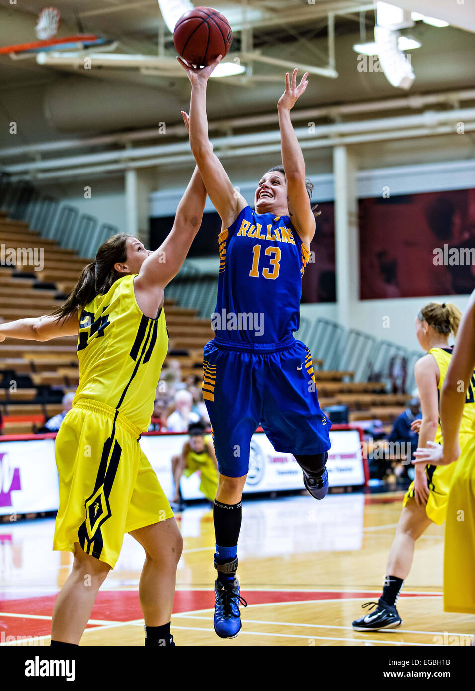 Tampa, FL, USA. 21. Februar 2015. Rollins Tars Ashley Losch #13 schießt ...