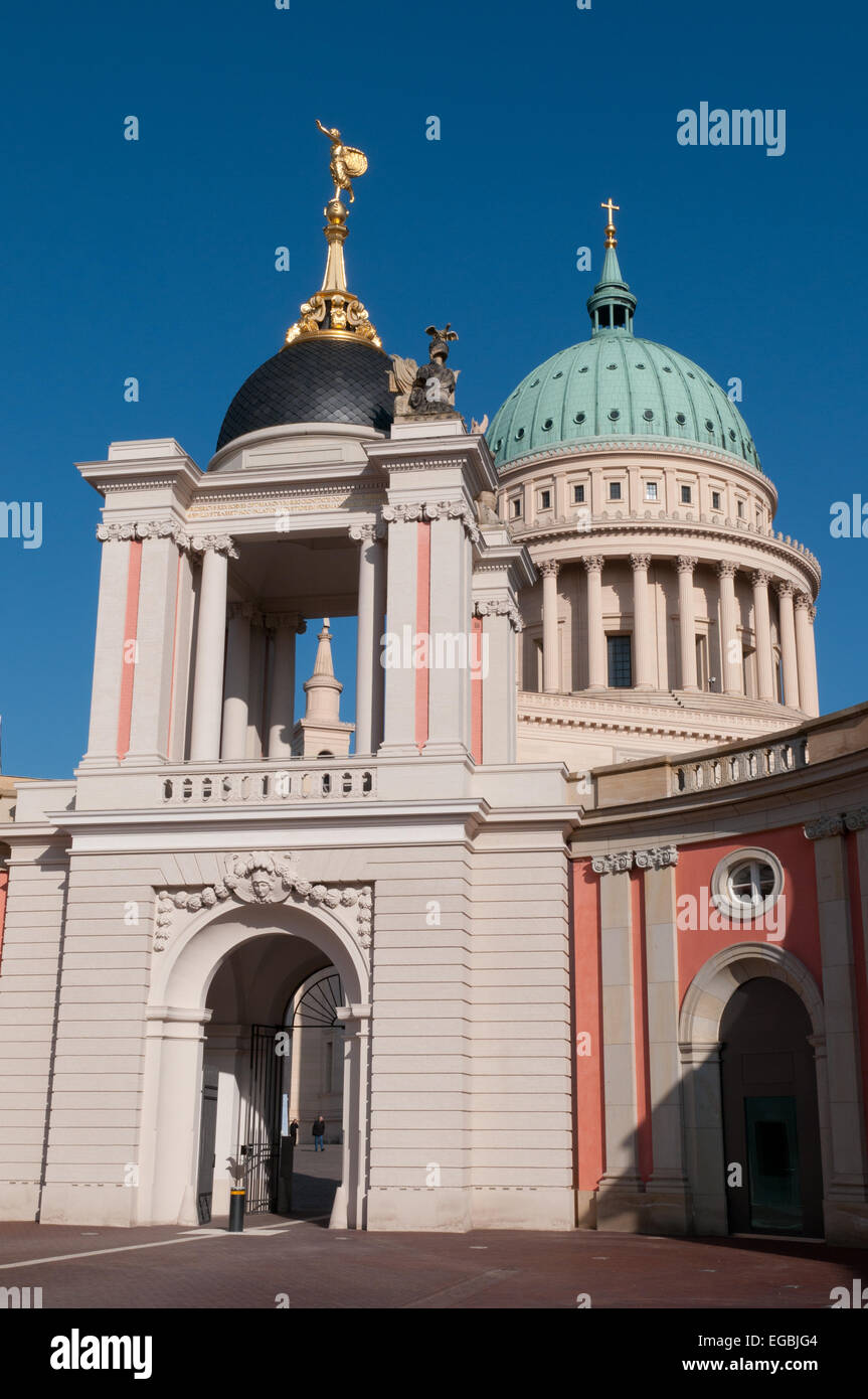 St. Nicholas Church und Fortunaportal im alten Zentrum von Potsdam ...