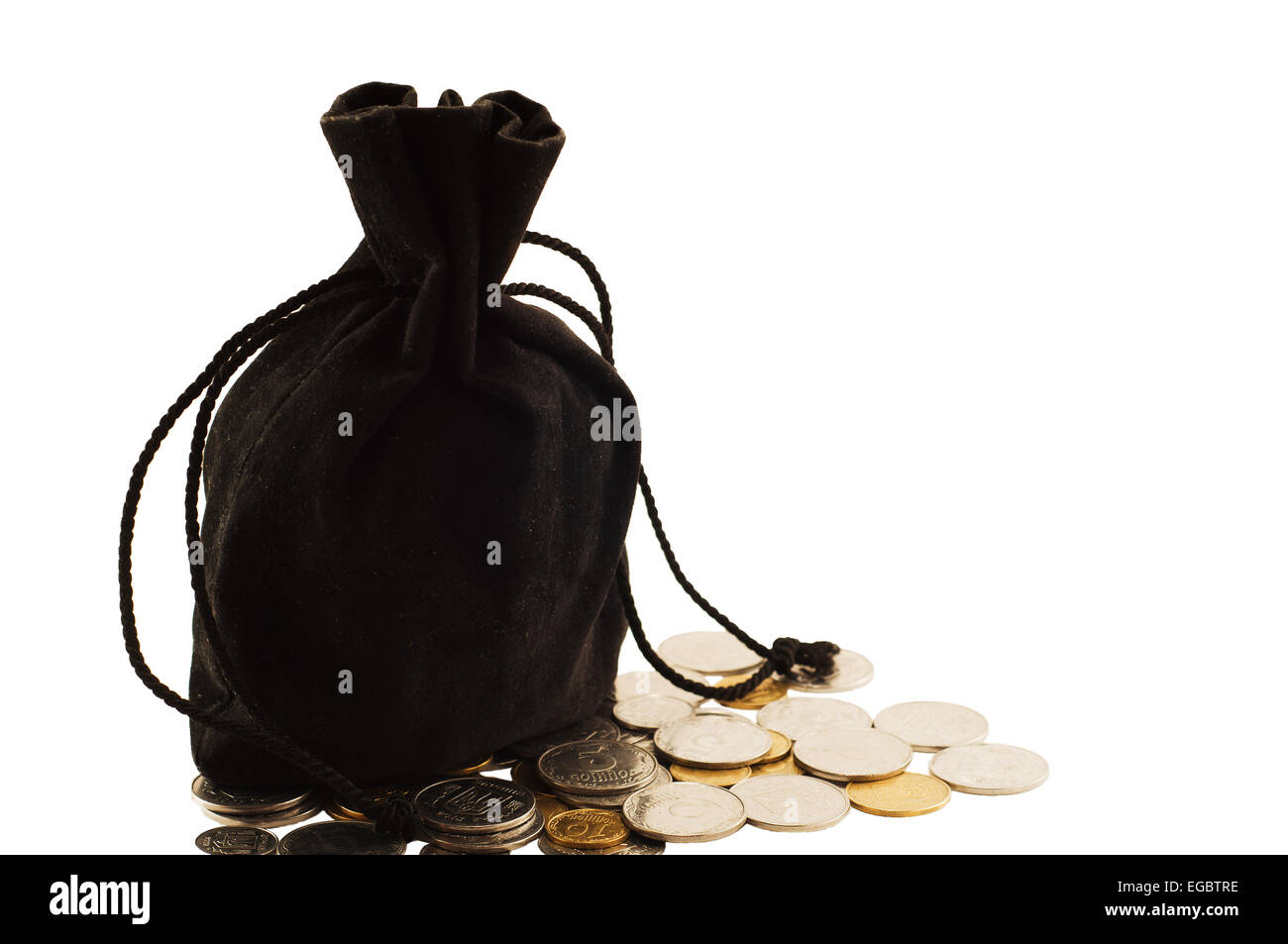 alte schwarze Tasche mit Geld Münzen isoliert auf weißem Hintergrund ...