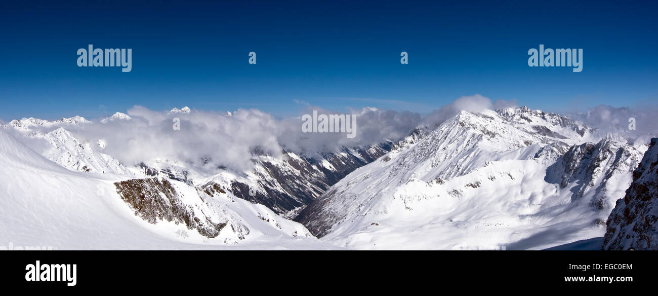 Panorama der Bergkette in Alpen in Tirol Stockfotografie - Alamy