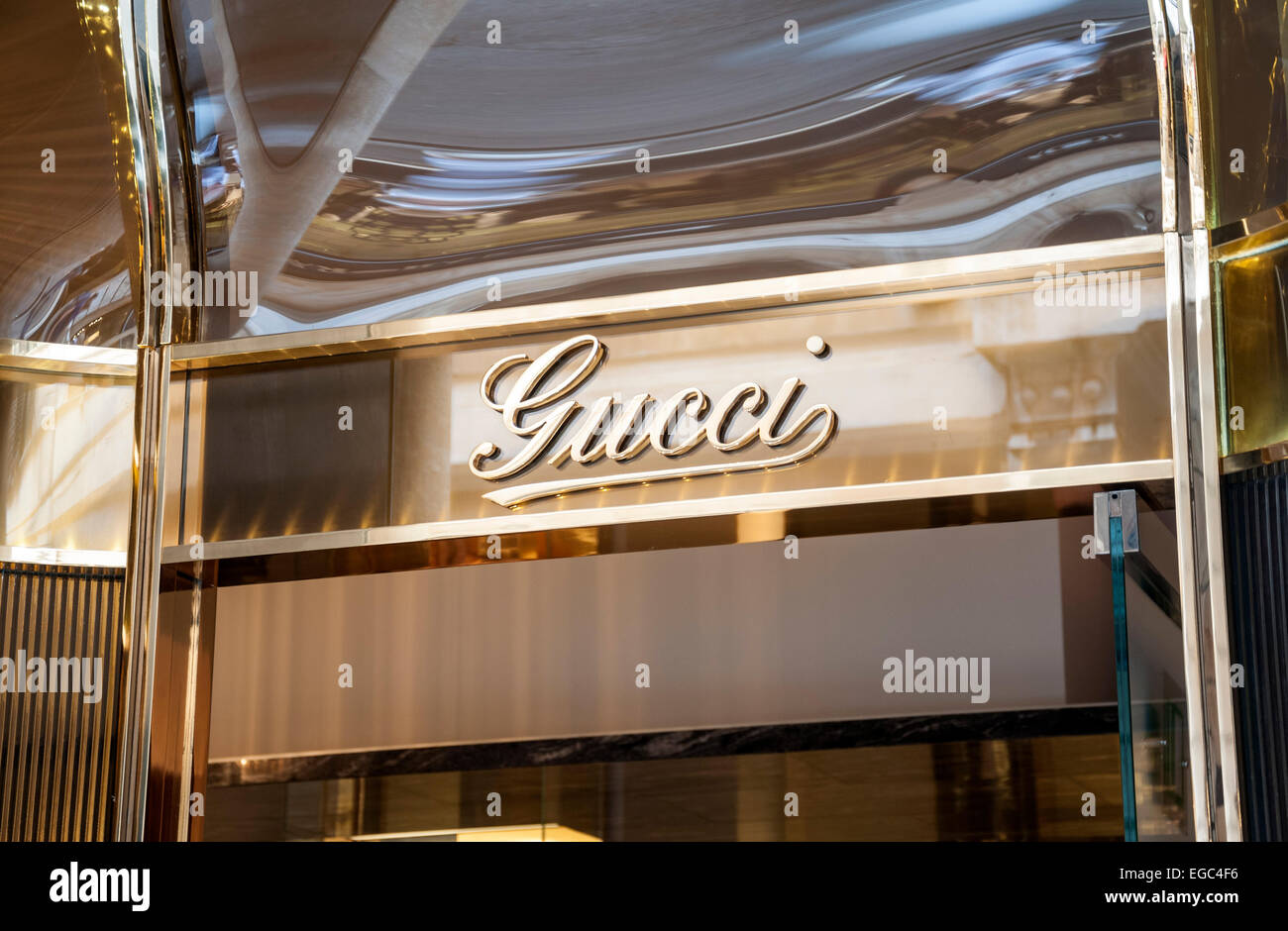 Gucci golden sign on store -Fotos und -Bildmaterial in hoher Auflösung ...