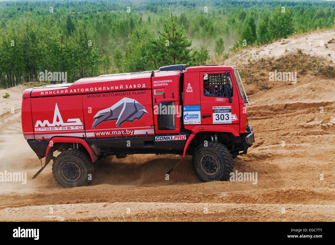 Rennen auf einer Rallye-Raid auf sandigen Dünen. Rallye-Raid Baha ...