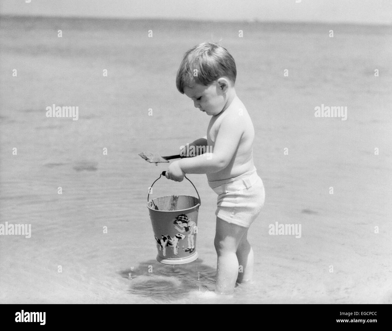 Kleinkind mit eimer am strand -Fotos und -Bildmaterial in hoher ...