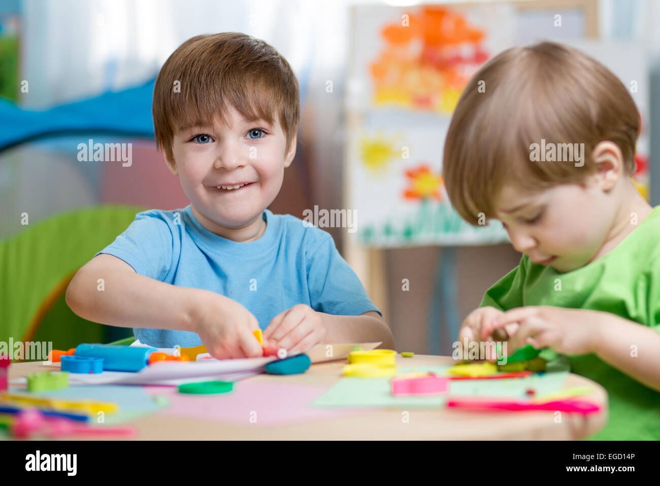 Kinder beim spielen zeichnung -Fotos und -Bildmaterial in hoher ...