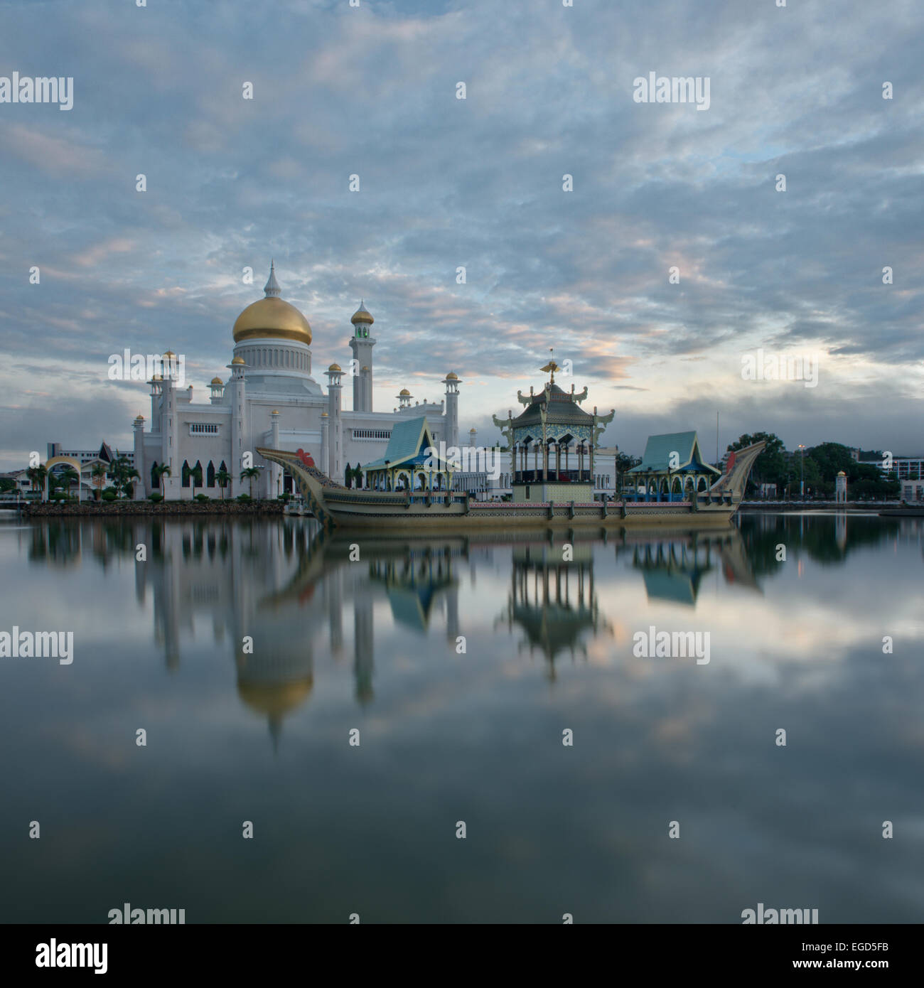 Ali saifuddin mosque -Fotos und -Bildmaterial in hoher Auflösung – Alamy