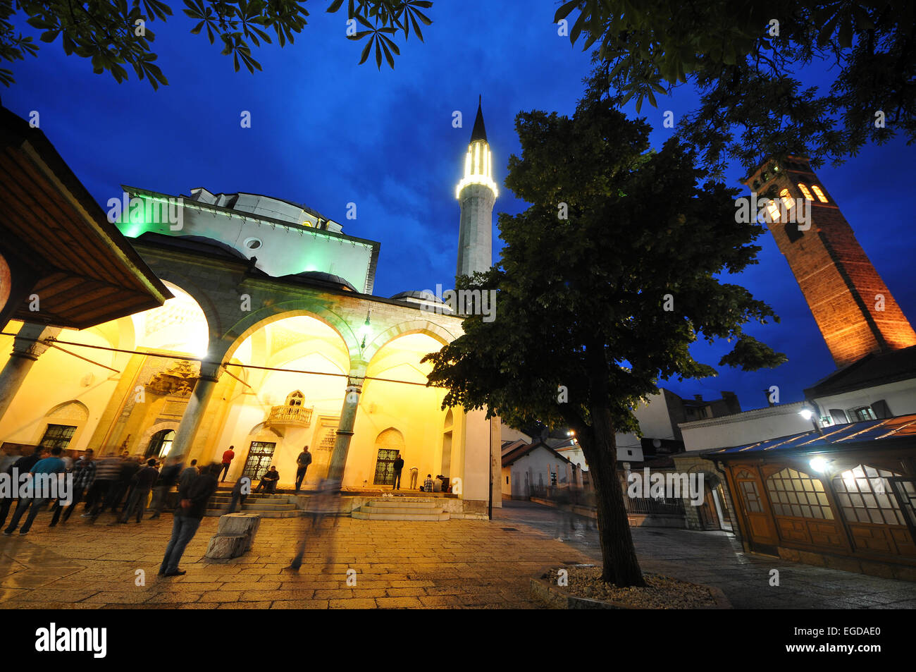 Gazi-Husrev-Beg-Moschee mit Uhrenturm in der Altstadt im Abendlicht ...