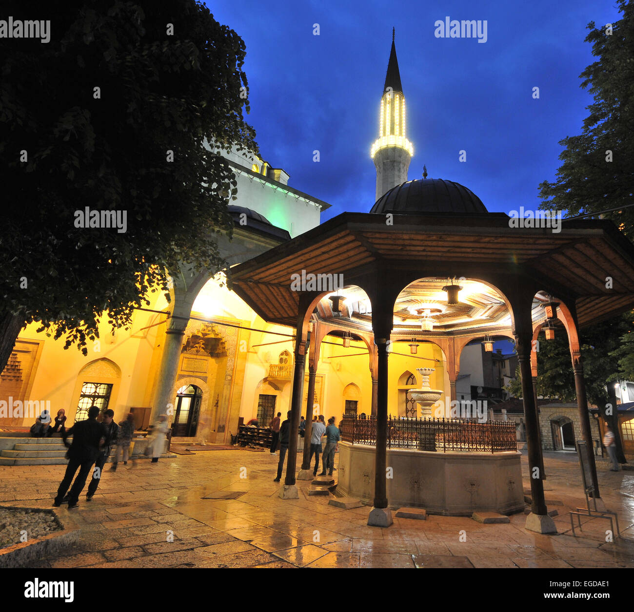 Gazi-Husrev-Beg-Moschee in der Altstadt in der Nacht, Sarajevo, Bosnien ...