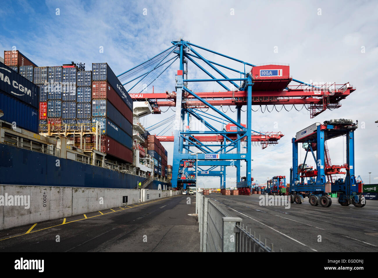 Container laden entladen -Fotos und -Bildmaterial in hoher Auflösung ...