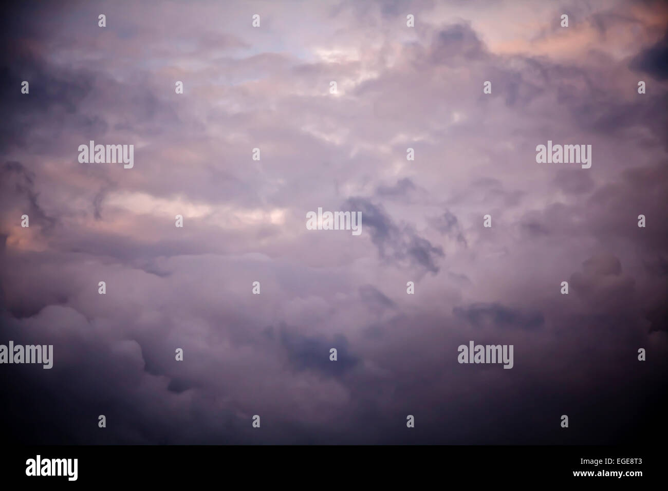 Malvenfarbene wolken -Fotos und -Bildmaterial in hoher Auflösung – Alamy