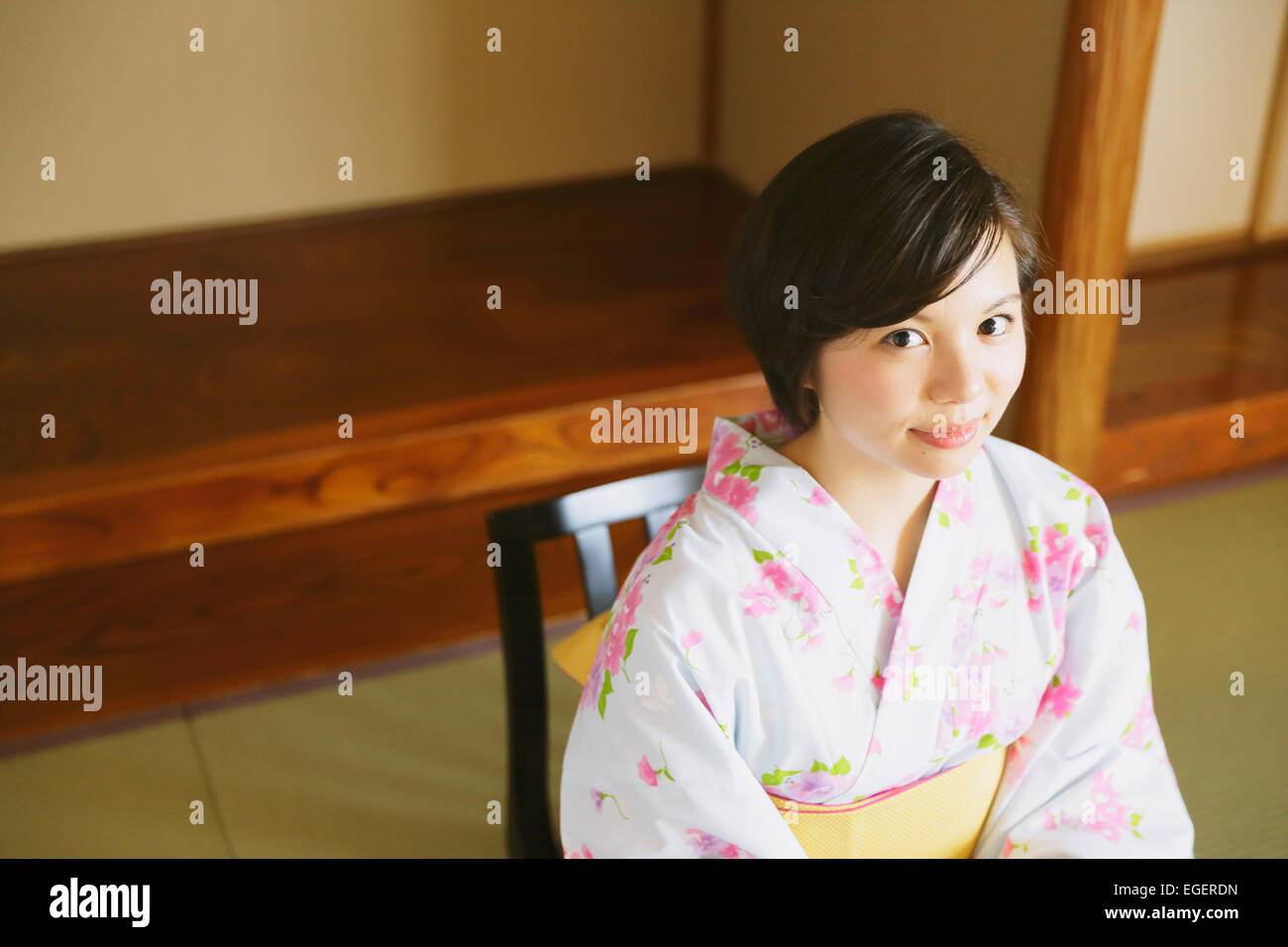 Junge japanische frau im kimono -Fotos und -Bildmaterial in hoher ...