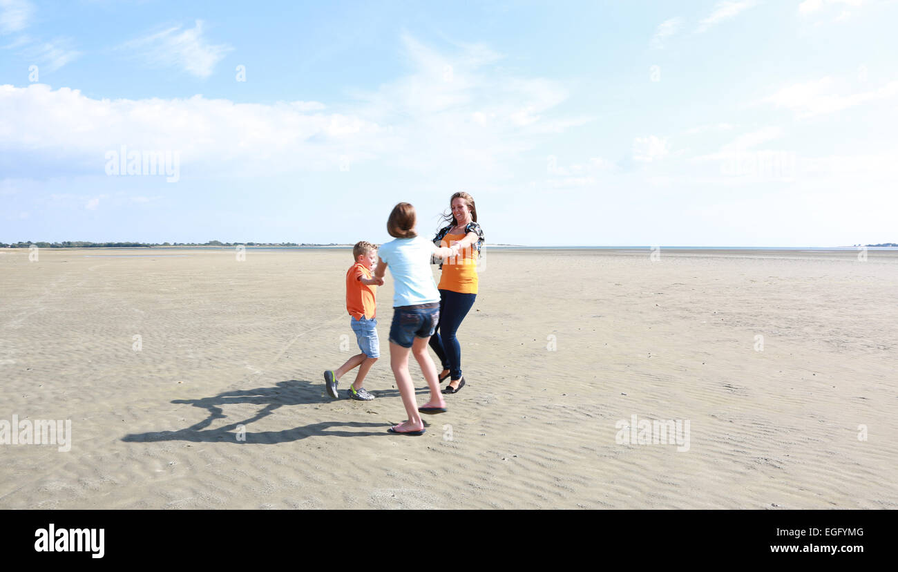 Mama kinder strand -Fotos und -Bildmaterial in hoher Auflösung – Alamy