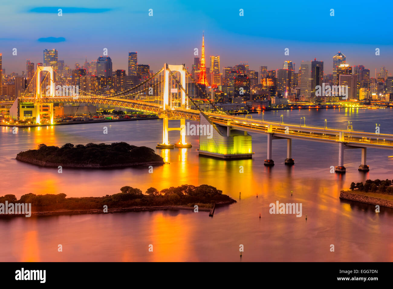 Skyline von Tokyo mit Tokyo Tower und die Rainbow Bridge. Tokio, Japan ...