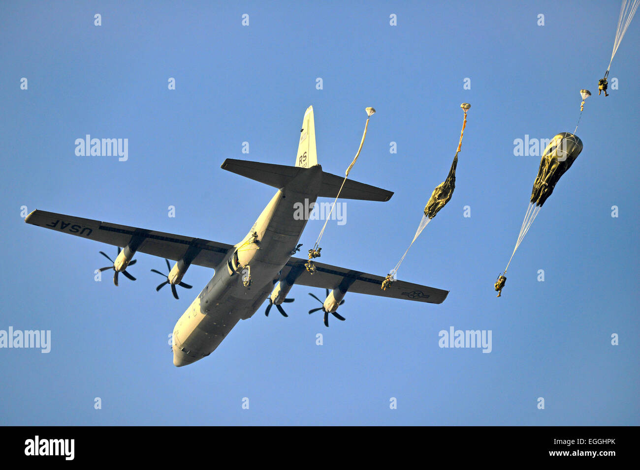 US Army Fallschirmjäger mit der 173rd Airborne Brigade Fallschirmsprung ...