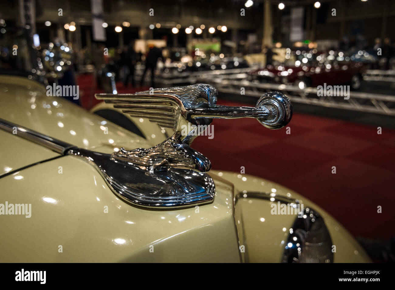 Kühlerfigur Goddess of Speed (Donuts Chaser) eines Packard 120 Cabrio ...