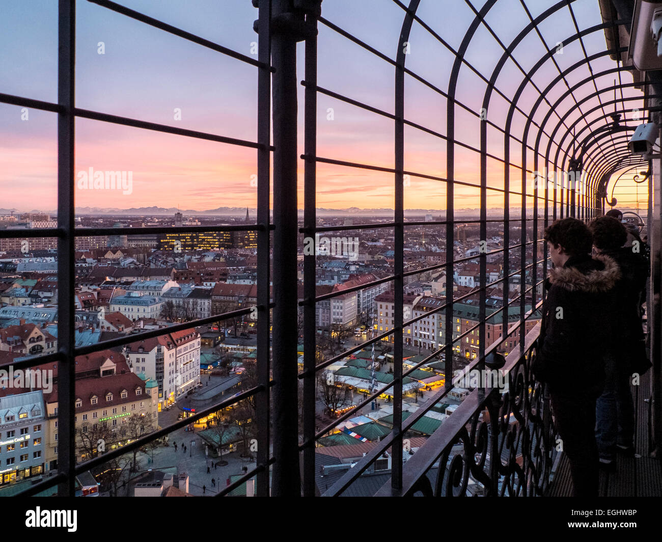 Turm der liebfrauenkirche -Fotos und -Bildmaterial in hoher Auflösung ...