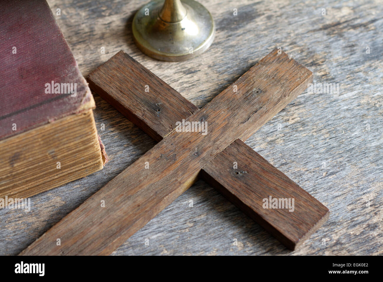 Kreuz und bibel -Fotos und -Bildmaterial in hoher Auflösung – Alamy