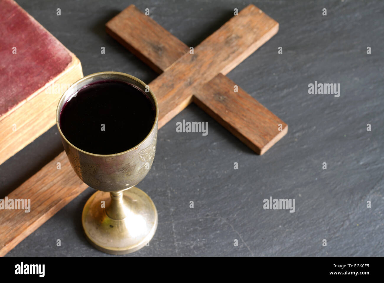 Kreuz und bibel -Fotos und -Bildmaterial in hoher Auflösung – Alamy