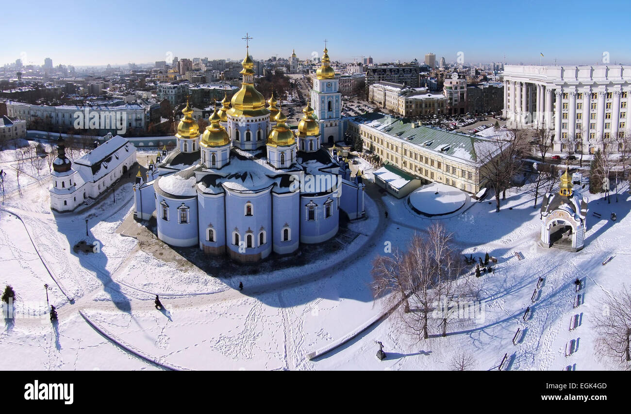 St michaels kathedrale mit goldener kuppel -Fotos und -Bildmaterial in ...