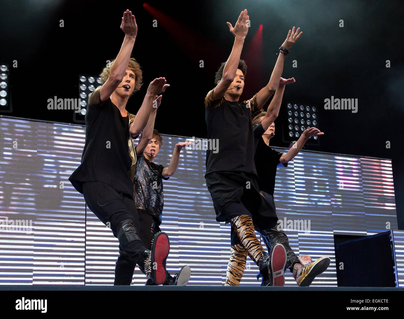 Swedish boy band fooo perform -Fotos und -Bildmaterial in hoher ...