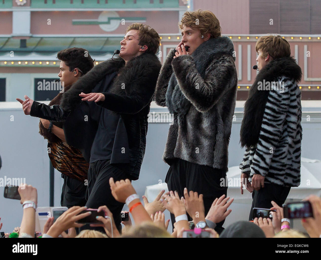 Swedish boy band fooo perform -Fotos und -Bildmaterial in hoher ...