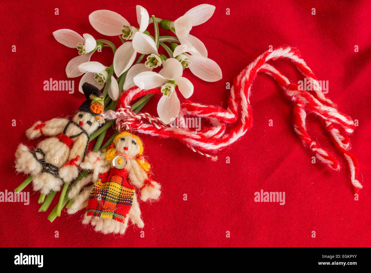 Martenitsa - traditionelle bulgarische Custom - roter Hintergrund mit ...