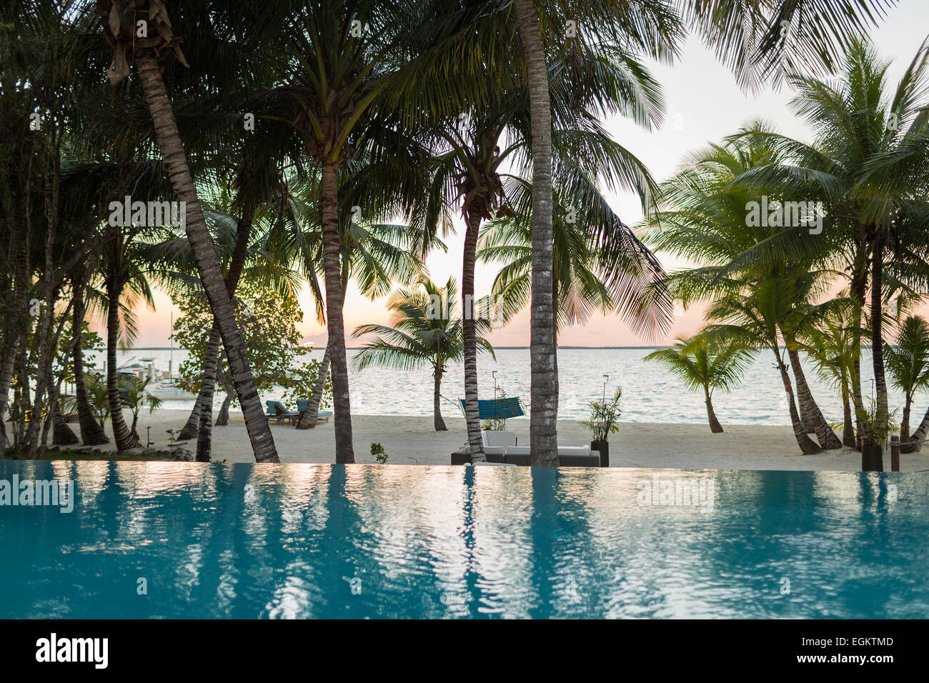 Schwimmbad am strand -Fotos und -Bildmaterial in hoher Auflösung – Alamy