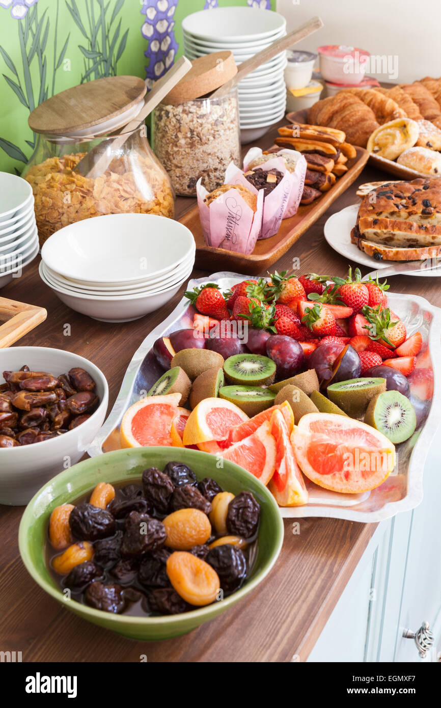 Reichhaltiges Frühstücksbuffet mit frischem Obst und Gebäck ...