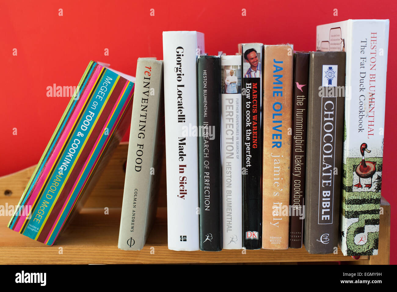 Bücher auf dem regal -Fotos und -Bildmaterial in hoher Auflösung – Alamy