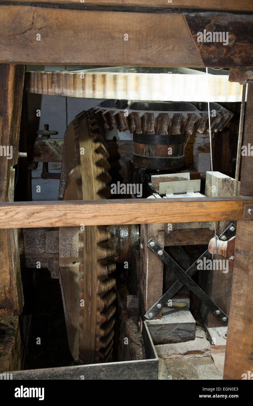 Wooden water turbine water flow -Fotos und -Bildmaterial in hoher ...