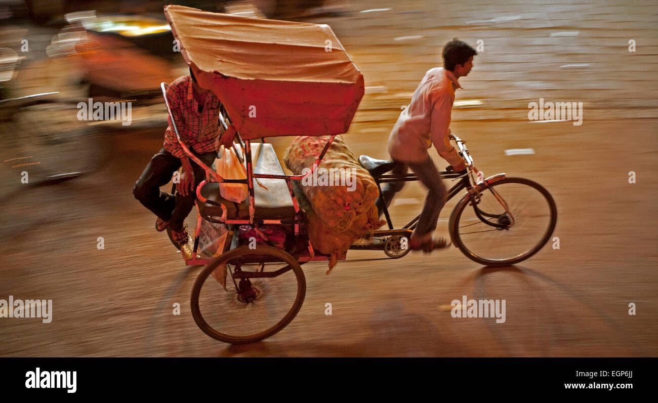 Delhi india cyclist -Fotos und -Bildmaterial in hoher Auflösung – Alamy