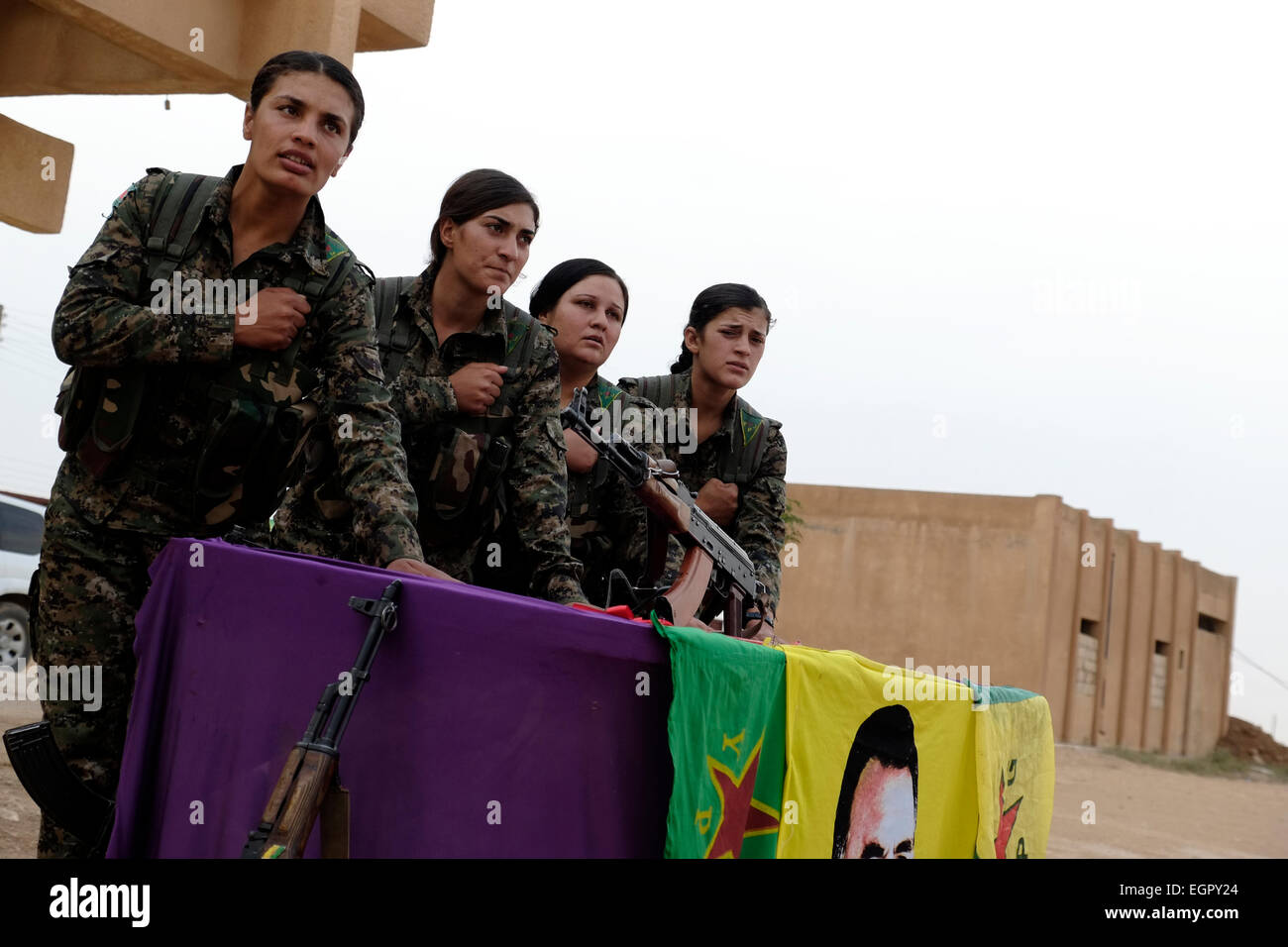 Kurdische ypg frauen soldaten isil -Fotos und -Bildmaterial in hoher ...