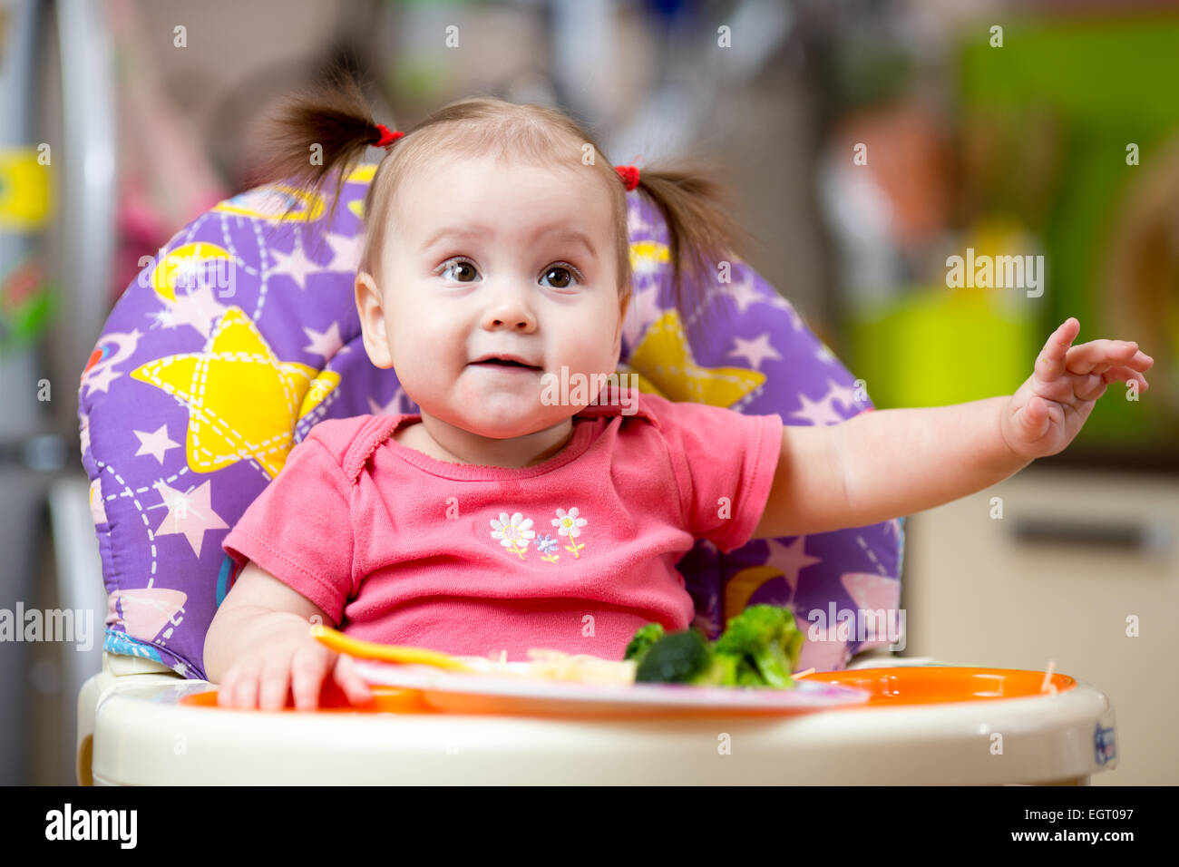 Kind spaghetti essen glücklich -Fotos und -Bildmaterial in hoher ...