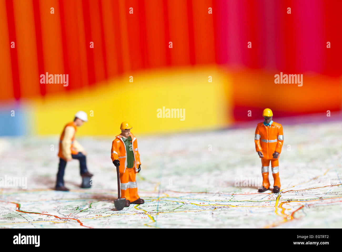 Miniature people on map -Fotos und -Bildmaterial in hoher Auflösung – Alamy