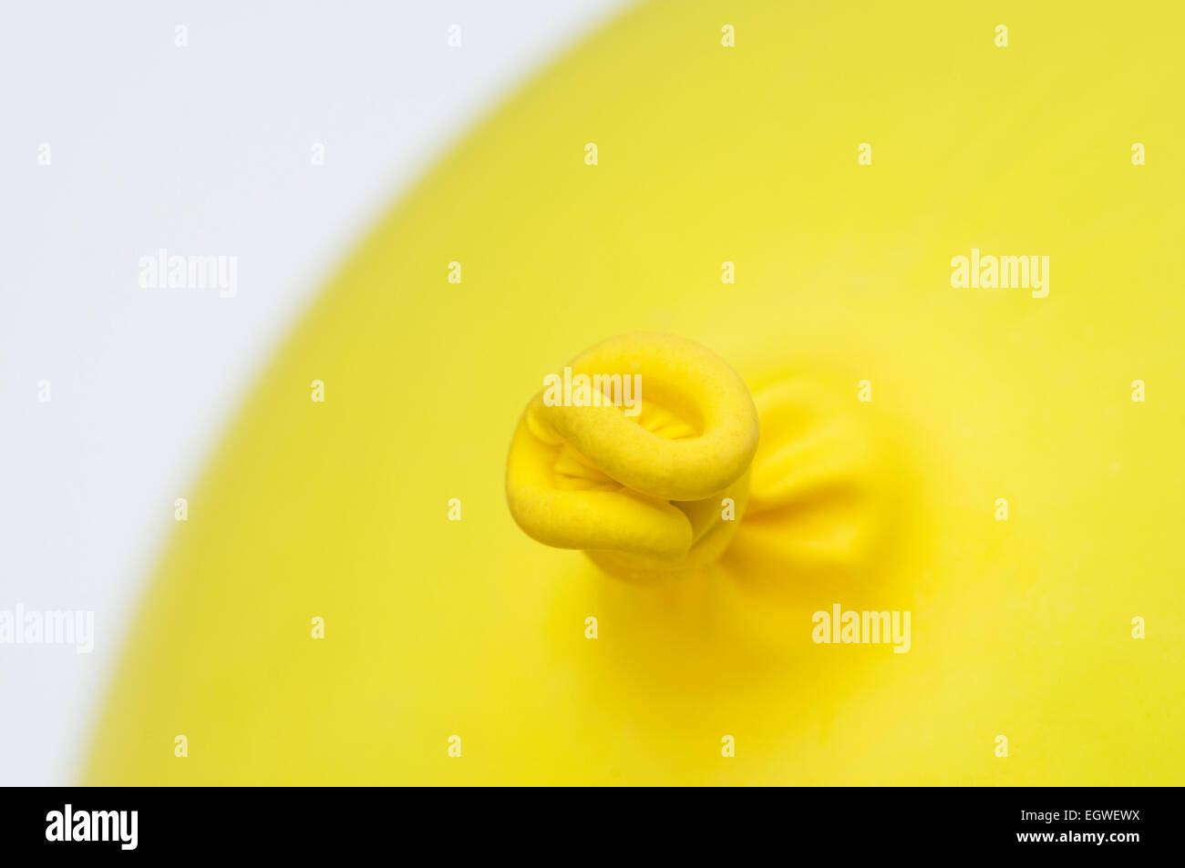 gelber Ballon Knoten Stockfotografie - Alamy