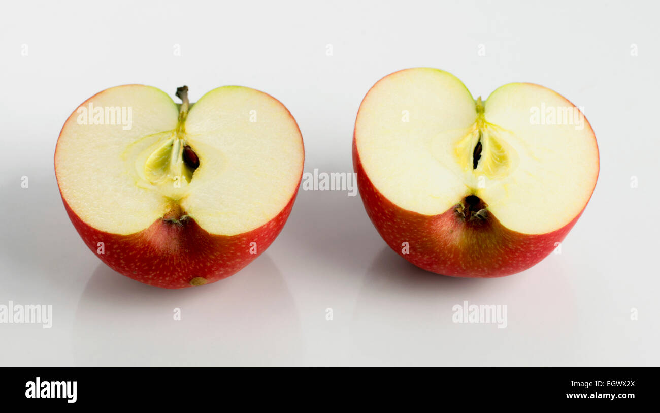 Apple halved -Fotos und -Bildmaterial in hoher Auflösung – Alamy