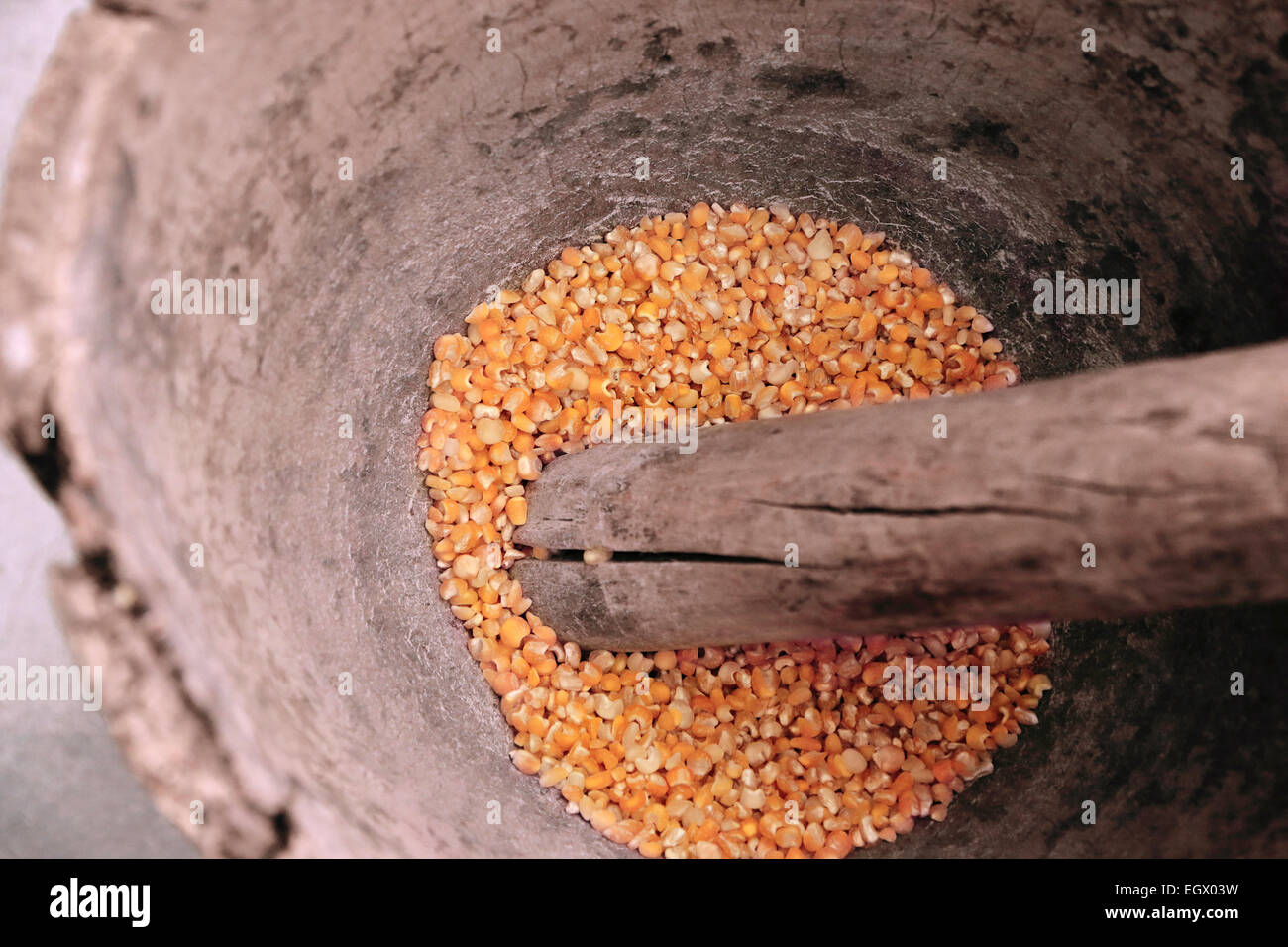 Corn maize grinding grain -Fotos und -Bildmaterial in hoher Auflösung ...