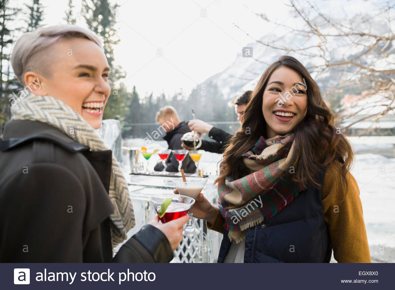 Frauen An Der Bar Fotos Und Bildmaterial In Hoher Auflösung Alamy