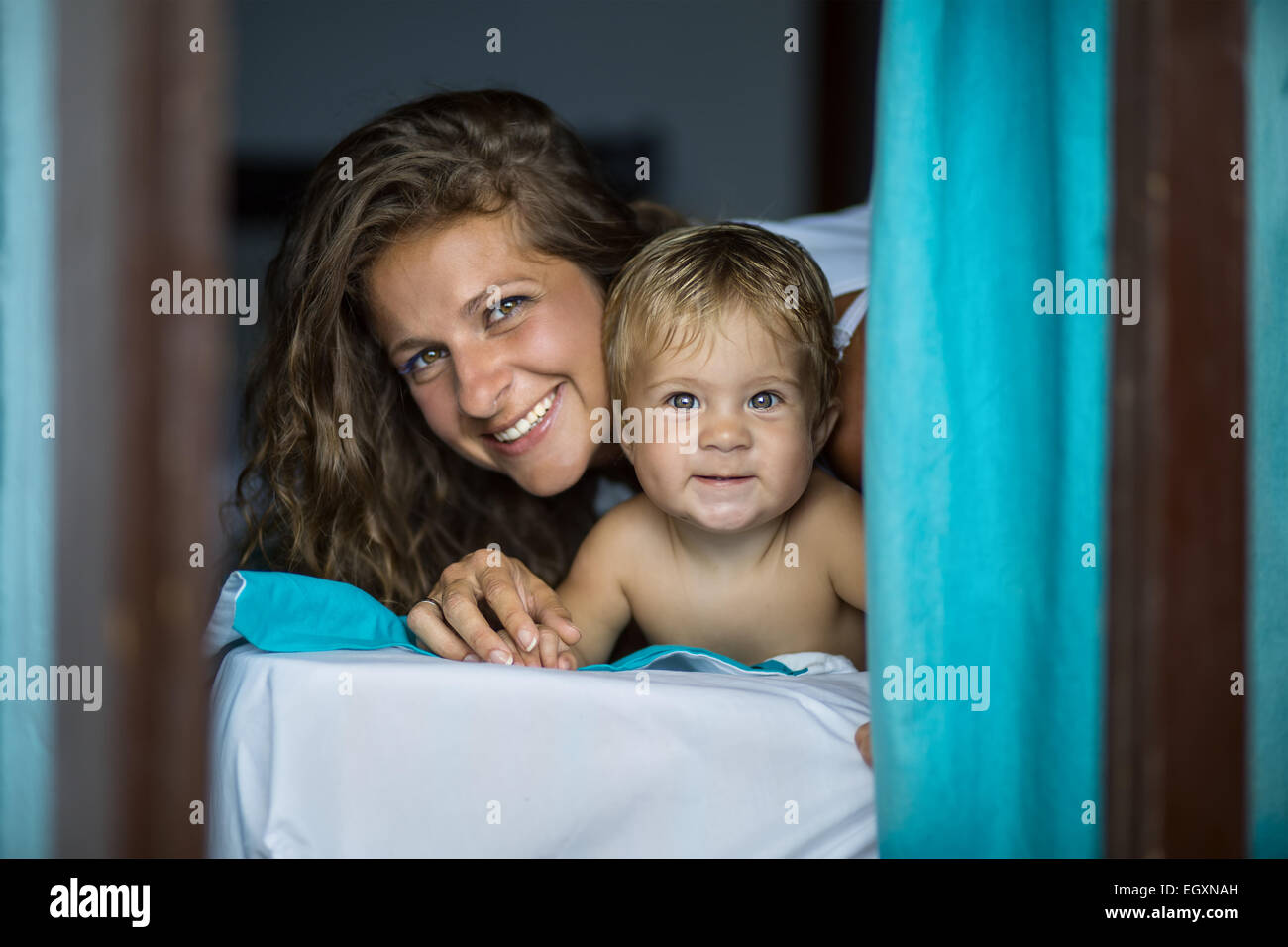 Mutter mit einem kind -Fotos und -Bildmaterial in hoher Auflösung – Alamy