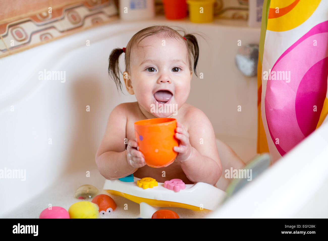 Cute little girl washing hair -Fotos und -Bildmaterial in hoher ...
