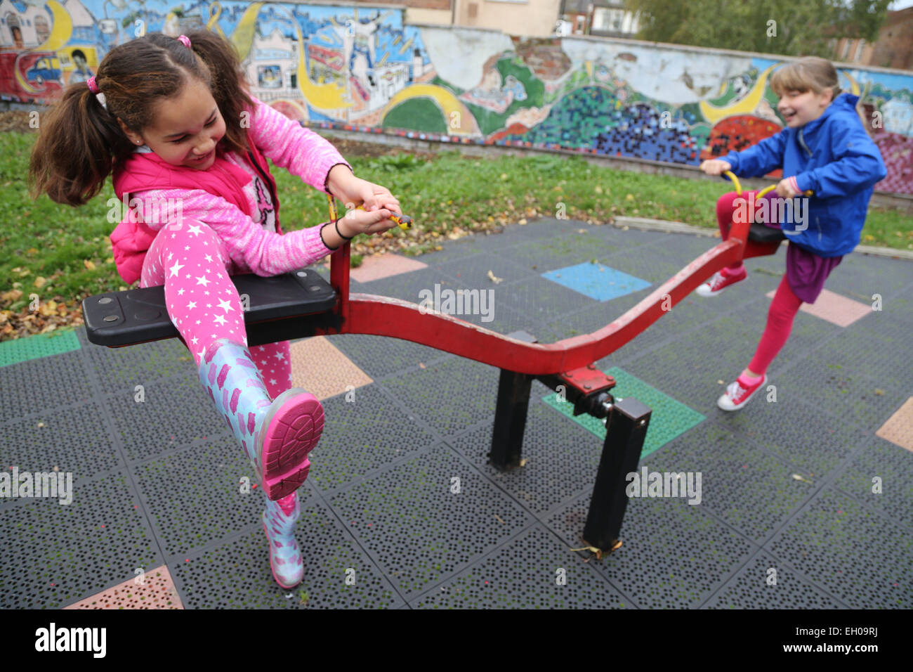 Mädchen wippen auf dem spielplatz -Fotos und -Bildmaterial in hoher ...