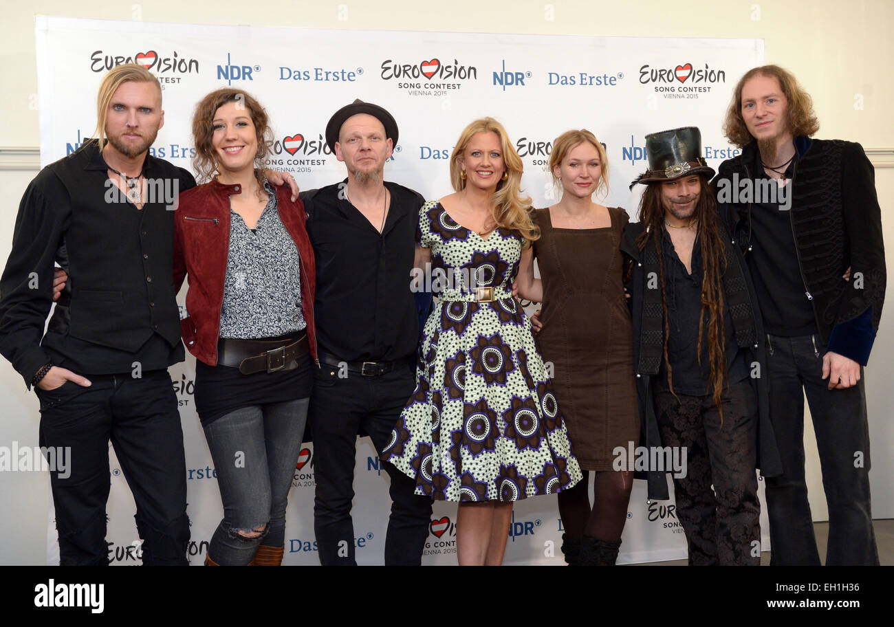 Hannover, Deutschland. 4. März 2015. Die Mitglieder der Gruppe "Faun" Oliver S. Tryr (l-R ...