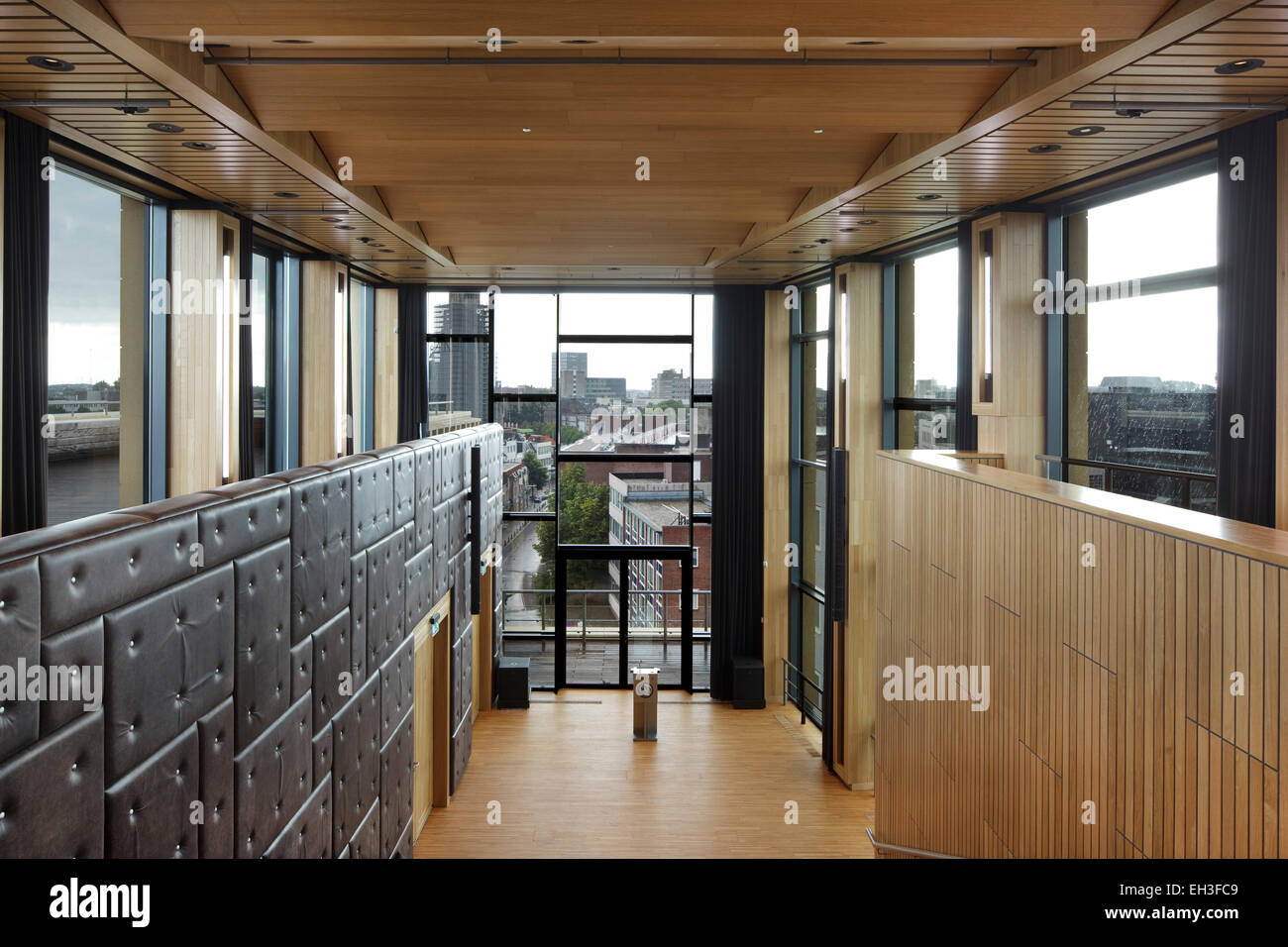 Aula am Dach eines Gebäudes, mit Blick auf zentrale Arnhem. Rozet ...