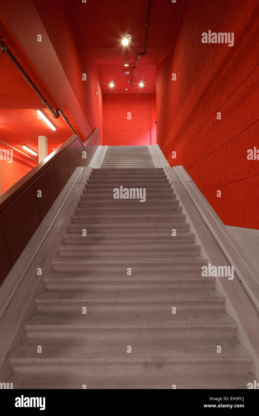 Treppe mit roten Wänden, die vom Personal Fahrrad-Abstellraum. Rozet ...
