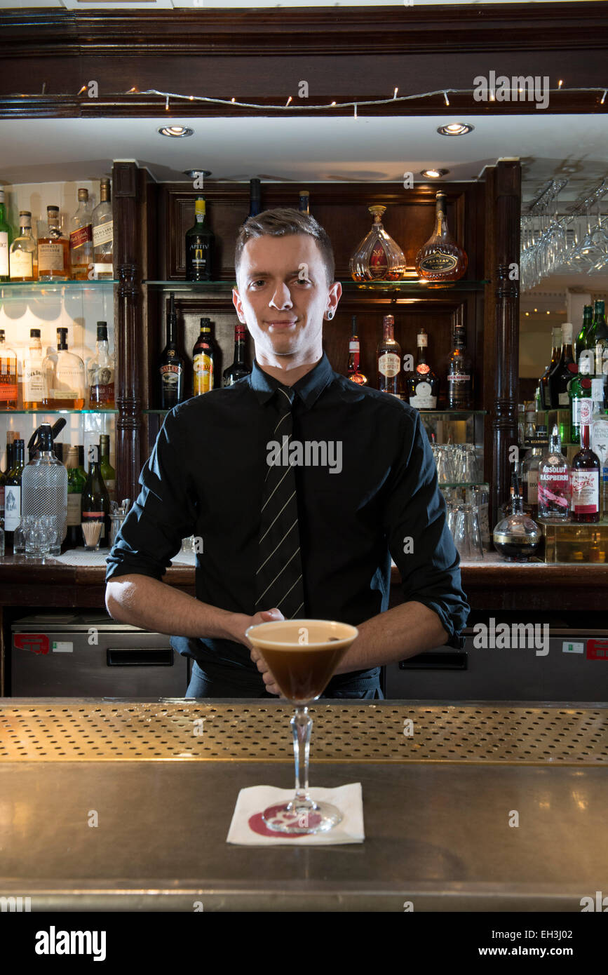 Ein männlicher Barkeeper, bar zart, Mixer macht ein fantastisches ...