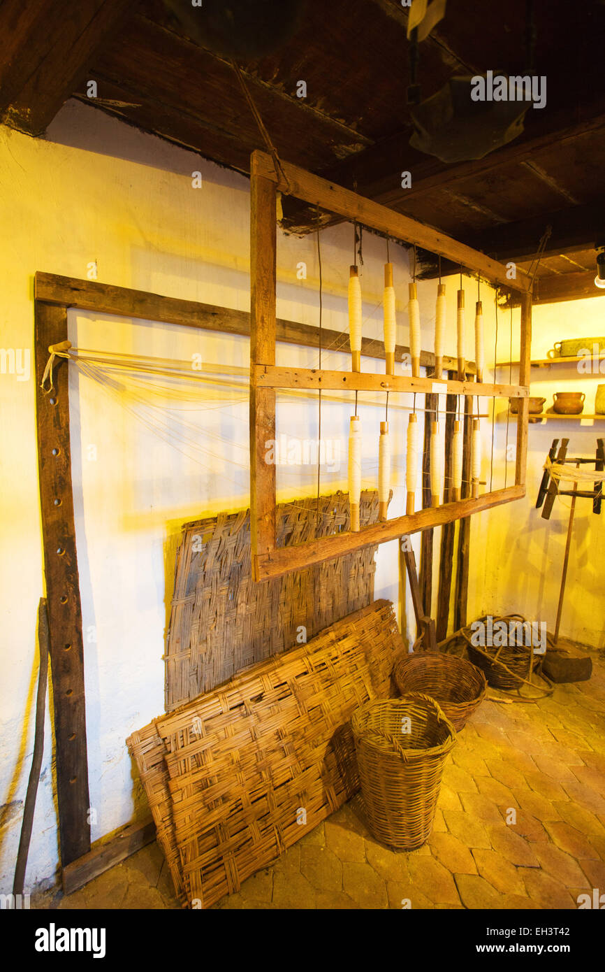 Webstuhl antike kleider aus holz -Fotos und -Bildmaterial in hoher Auflösung – Alamy