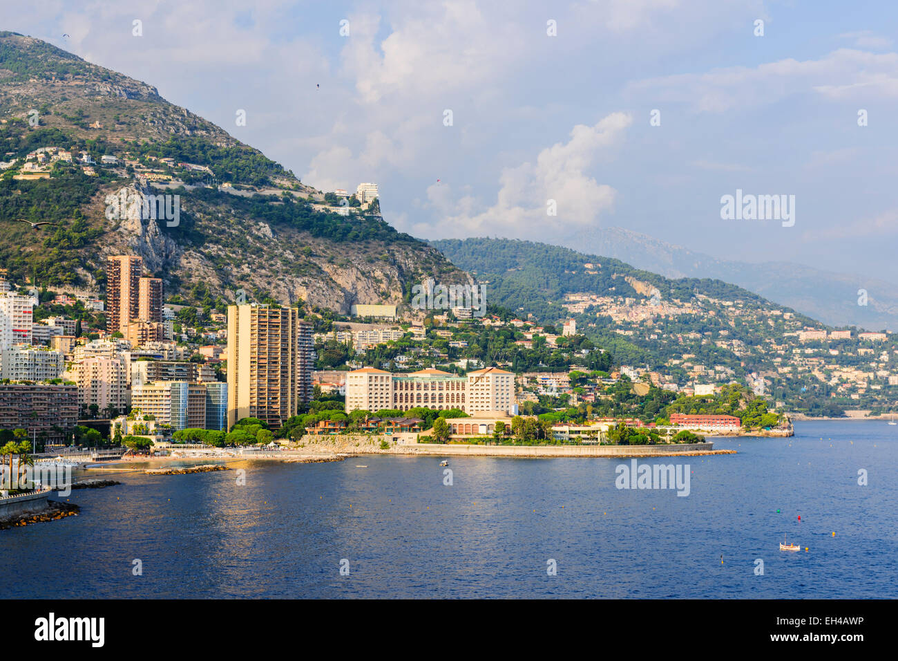 Mittelmeer-Küste mit Blick auf Larvotto Ward und Strand in Monaco ...