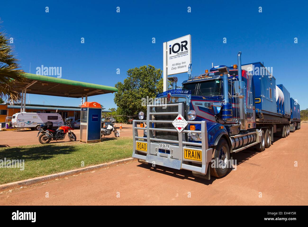 Road train stuart highway australia -Fotos und -Bildmaterial in hoher ...